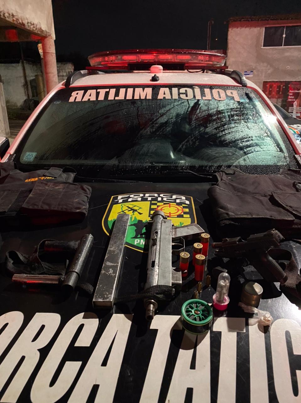 No Bairro Antônio Bezerra Pmce Captura Três Indivíduos Com Armas