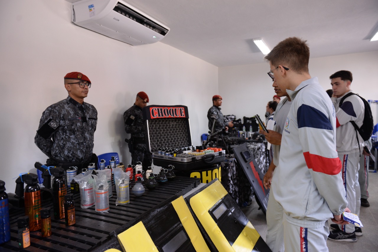 Alunos do Colégio da PMCE participam de Feira das Profissões 2022 em ...