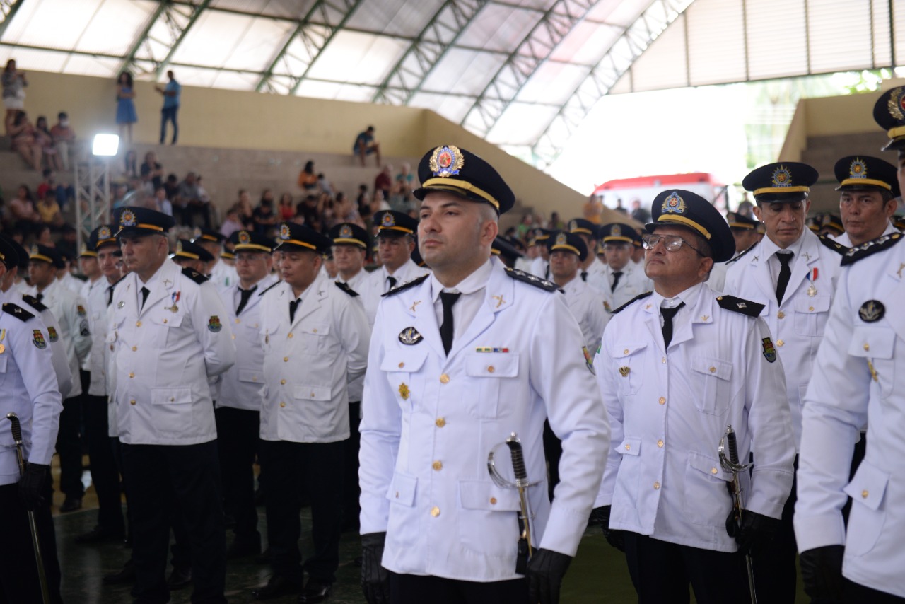 Em quatro solenidades PMCE promove 5.368 oficiais e praças de todo o ...